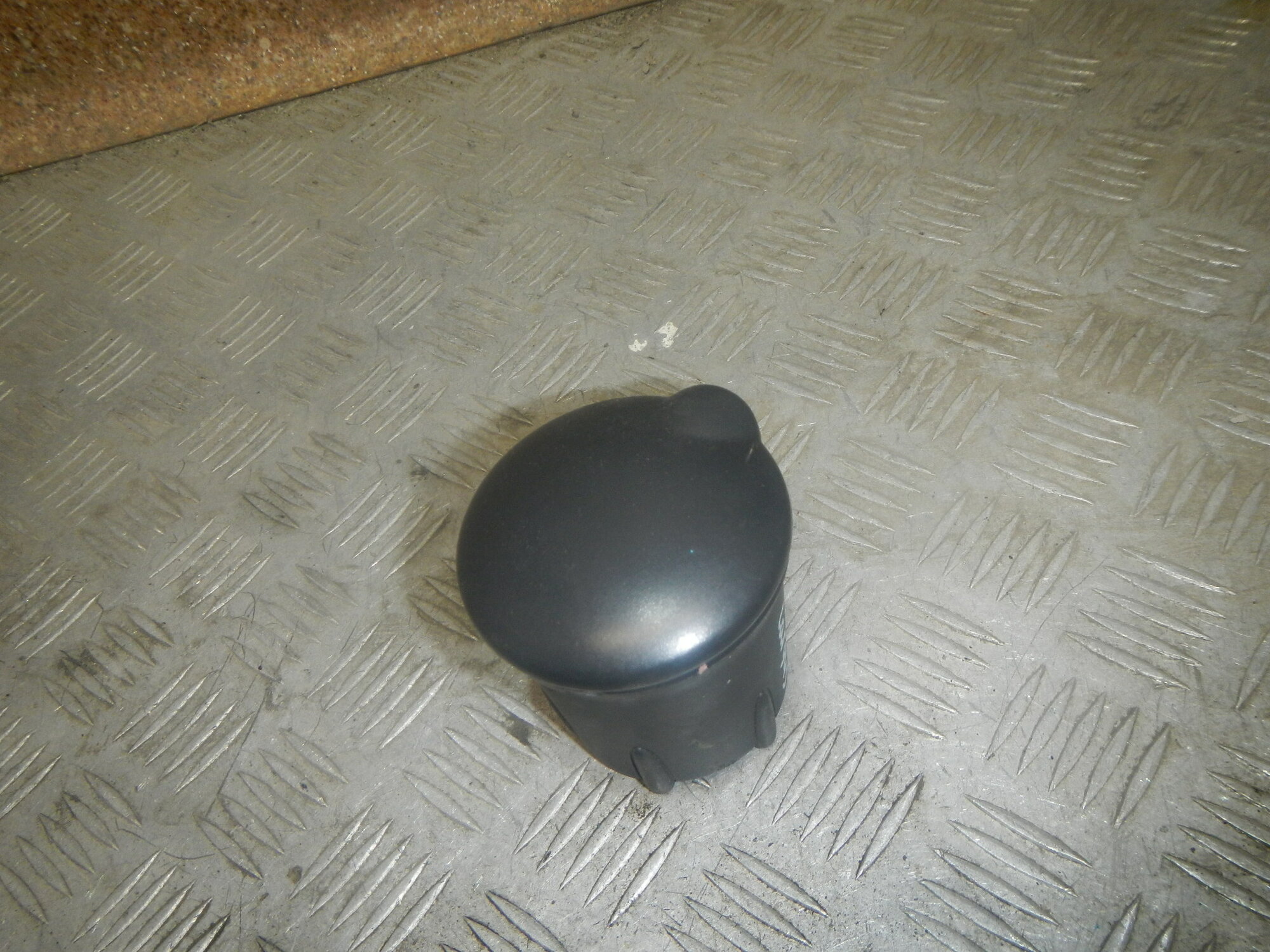 Б/У Пепельница, ВАЗ (VAZ)-LADA LARGUS (ларгус) LADA LARGUS (Ларгус) Потертости. 581247 LADA арт. 8200728639