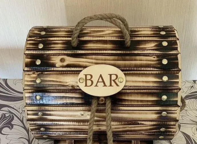 Подарок мини бар бочка. В комплекте 2 графина и 6 стопок