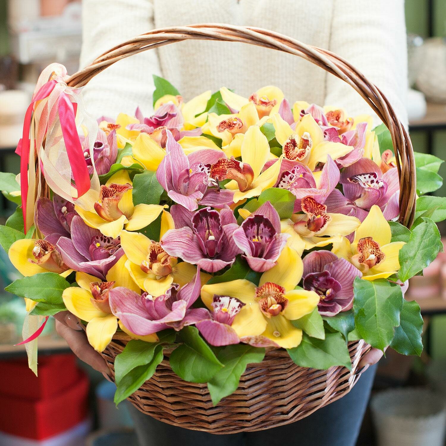 Корзина с цветами Charlotte "Однажды в Майями", орхидеи цимбидиум, зелень салал