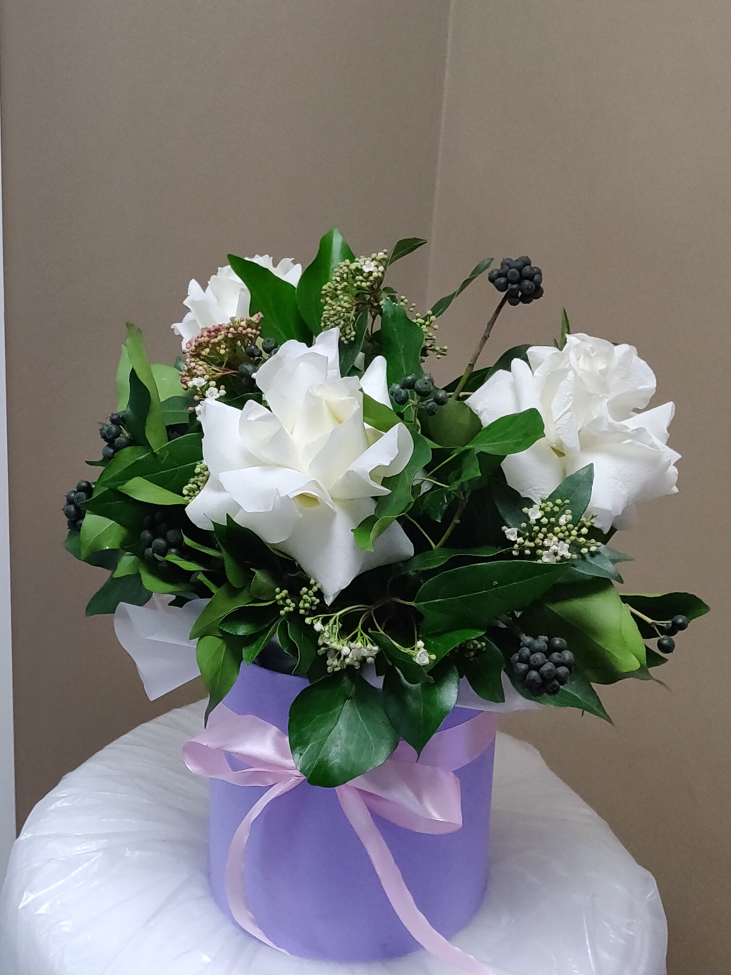 Изысканнная композиция белых французских роз, хедеры и цветущих веточек в подарочной коробке