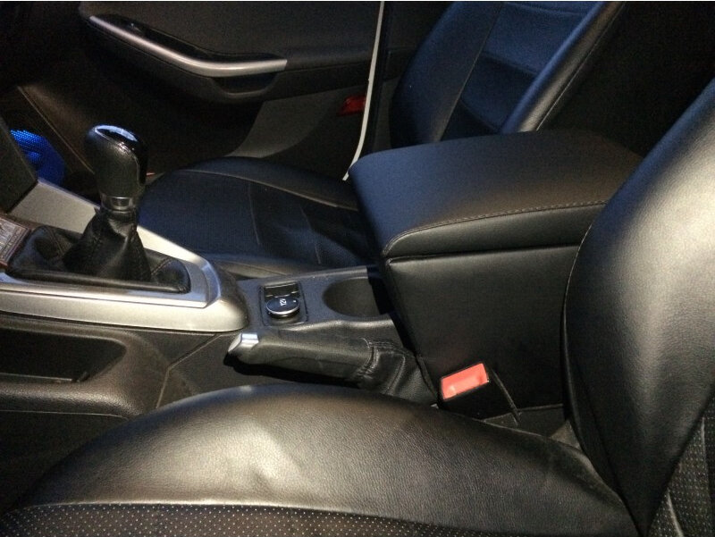 Подлокотник Ford FOCUS III с перфорированной вставкой