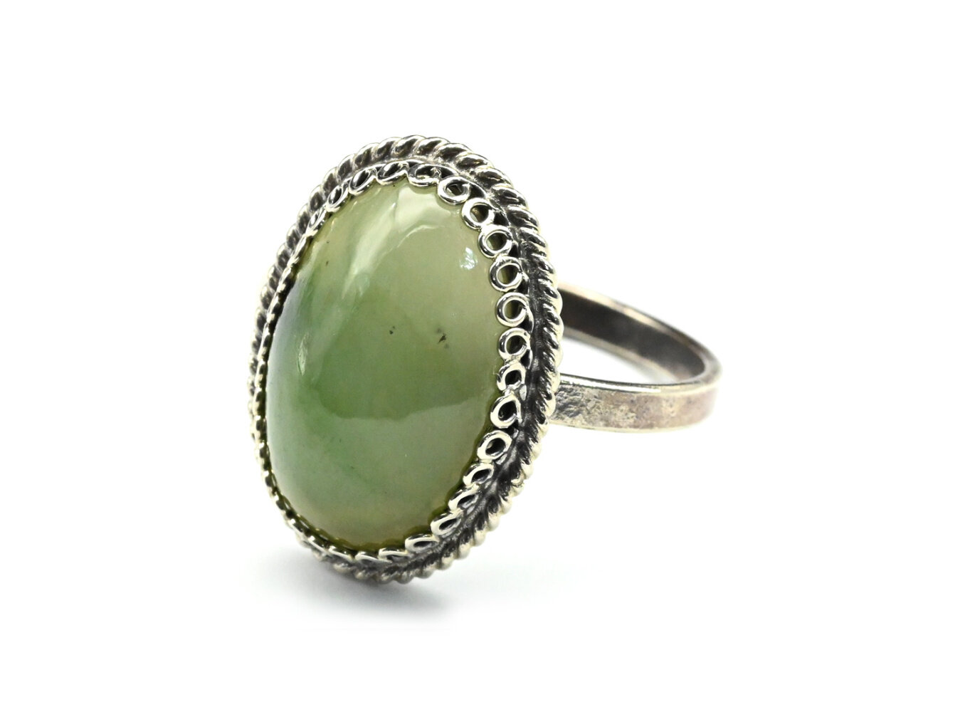 Кольцо, нефрит