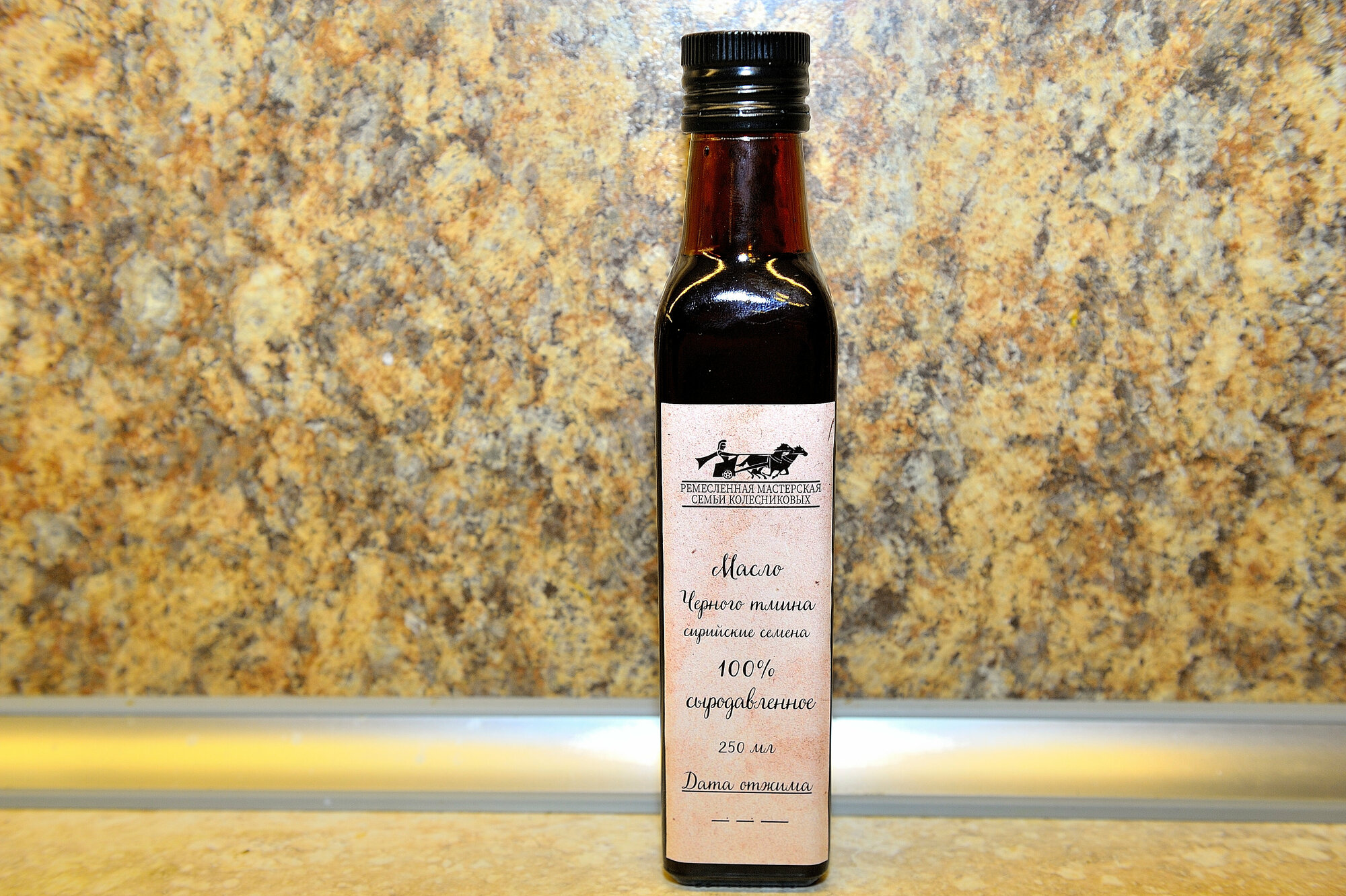 Настоящее сыродавленное масло холодного отжима из Сирийских семян черного тмина. Масло черного Сирийского тмина.