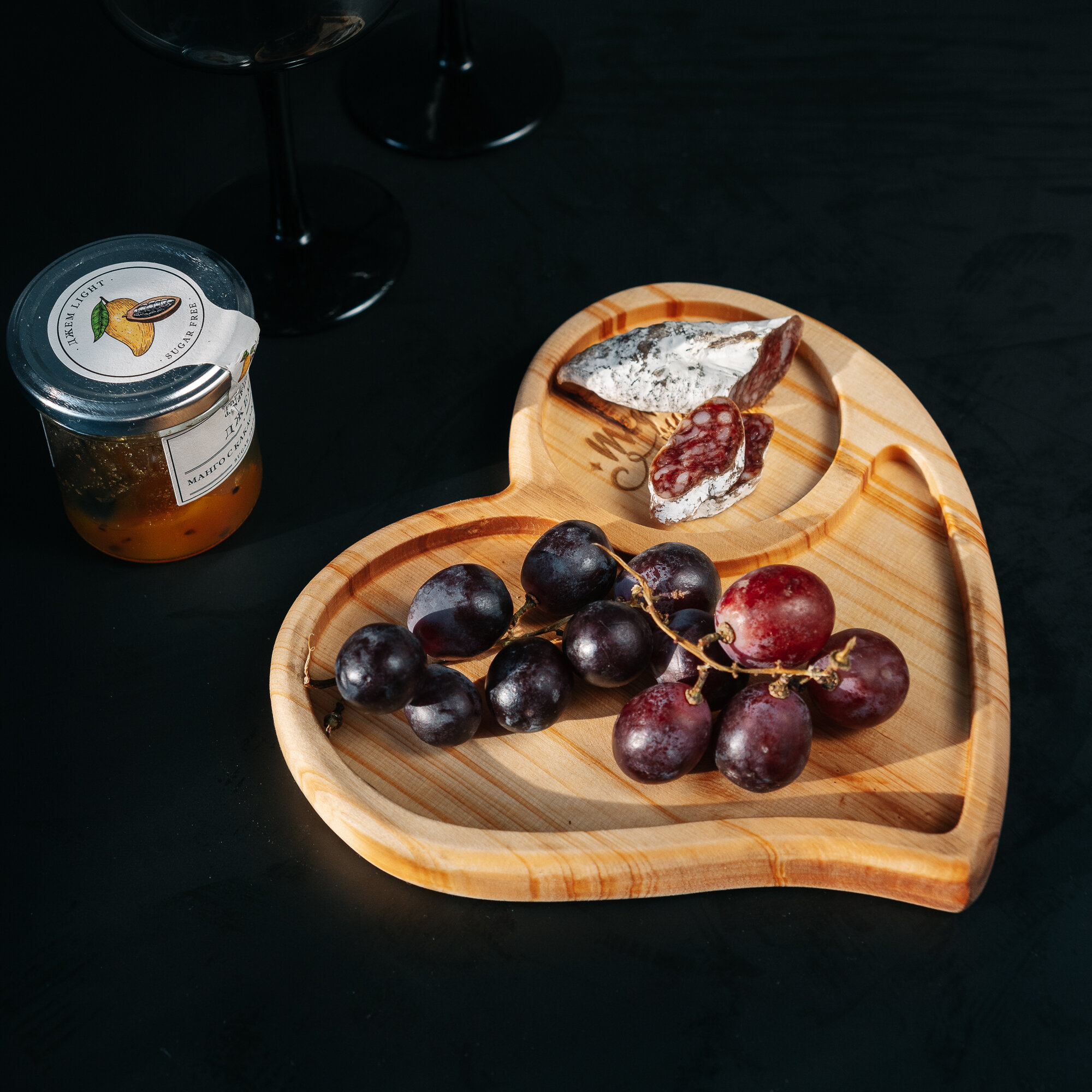 Менажница деревянная из кедра для подачи блюд и закусок с гравировкой "Тепло внутри, сказочно снаружи"