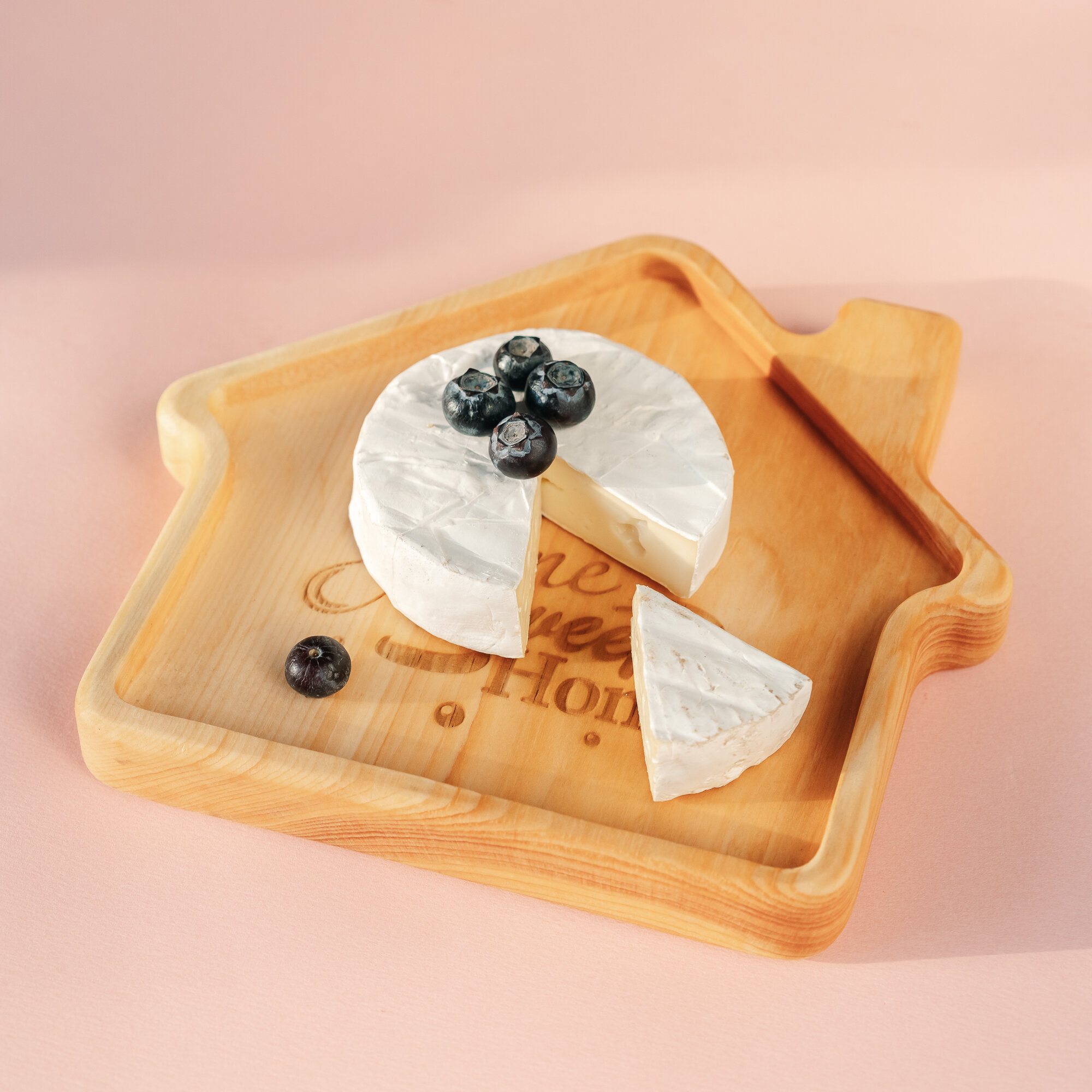 Деревянная менажница из кедра для подачи блюд и закусок с гравировкой "Home, sweet home!"