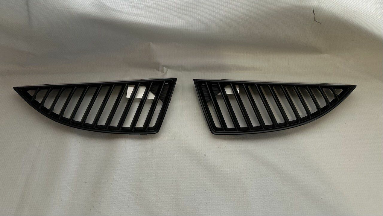 Решетка радиатора мицубиси ланцер 9 MITSUBISHI LANCER 9 с 2003-2005комплект 2 шт.