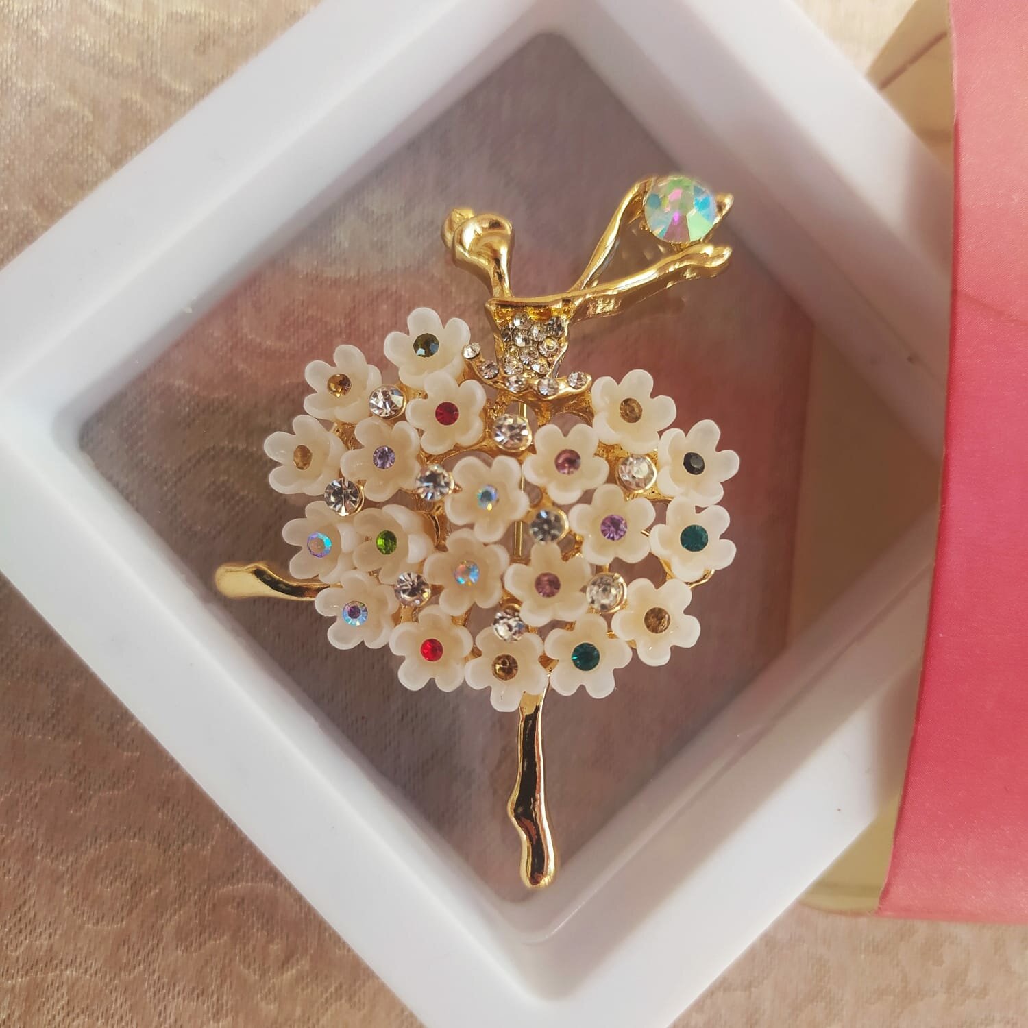 Брошь, стразы