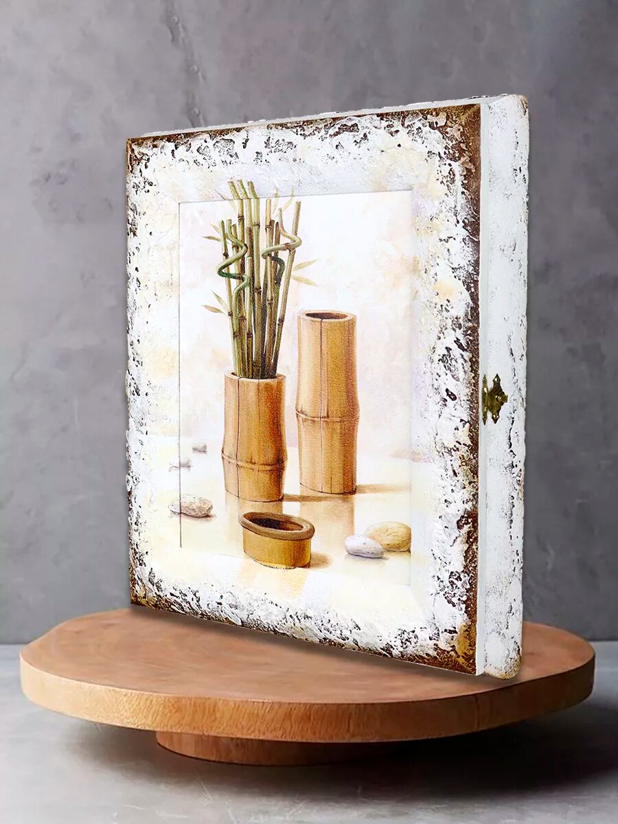 Ключница в белой раме настенная закрытая в прихожую картина