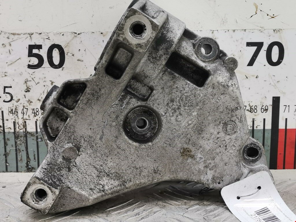 Кронштейн генератора Volkswagen Golf 5 03C903143B арт. 2175442