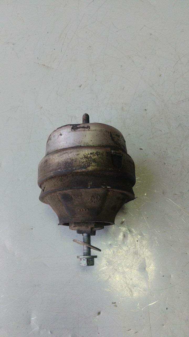 Подушка крепления двигателя Volkswagen Passat B5 1999 4B0199379E