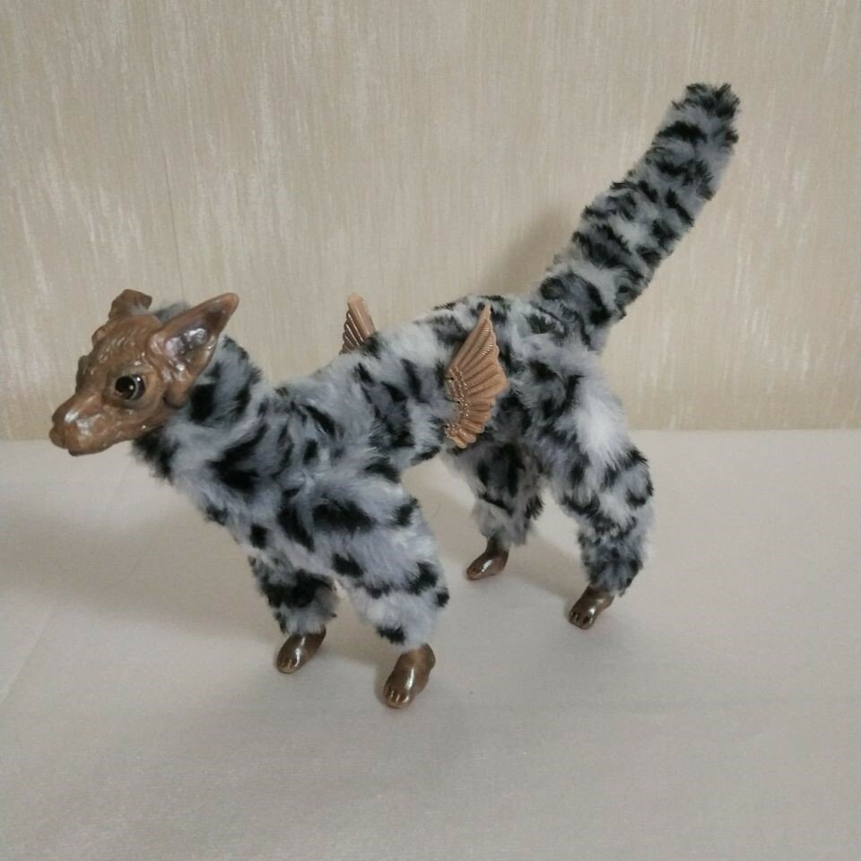 Интерьерная игрушка ручной работы в смешанной технике Кот крылатый леопардовый