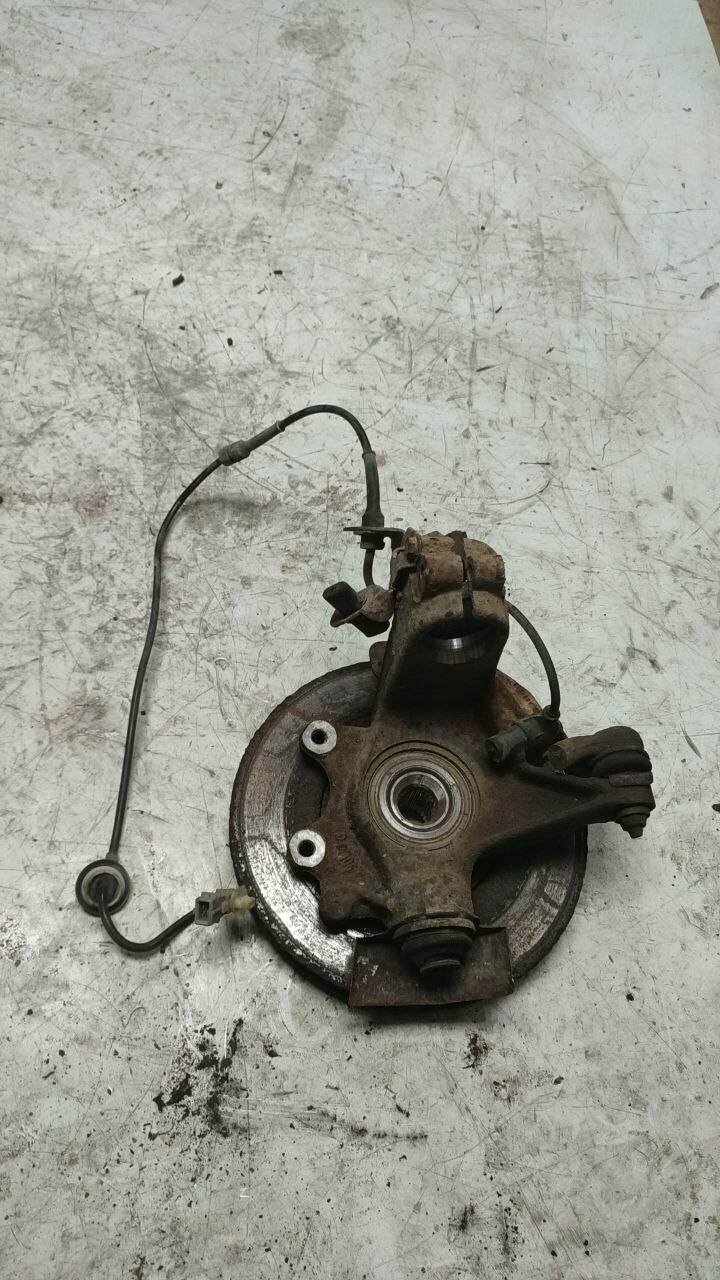 Кулак передний правый Peugeot 406 рест. 2000