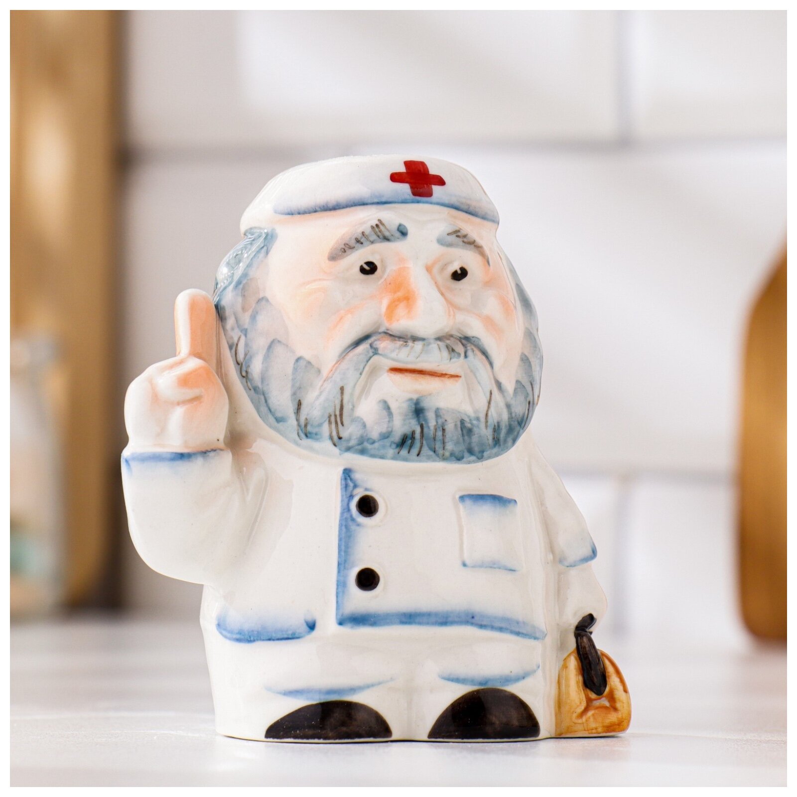 Декоративная фигурка солонка Доктор с портфелем, ручная работа