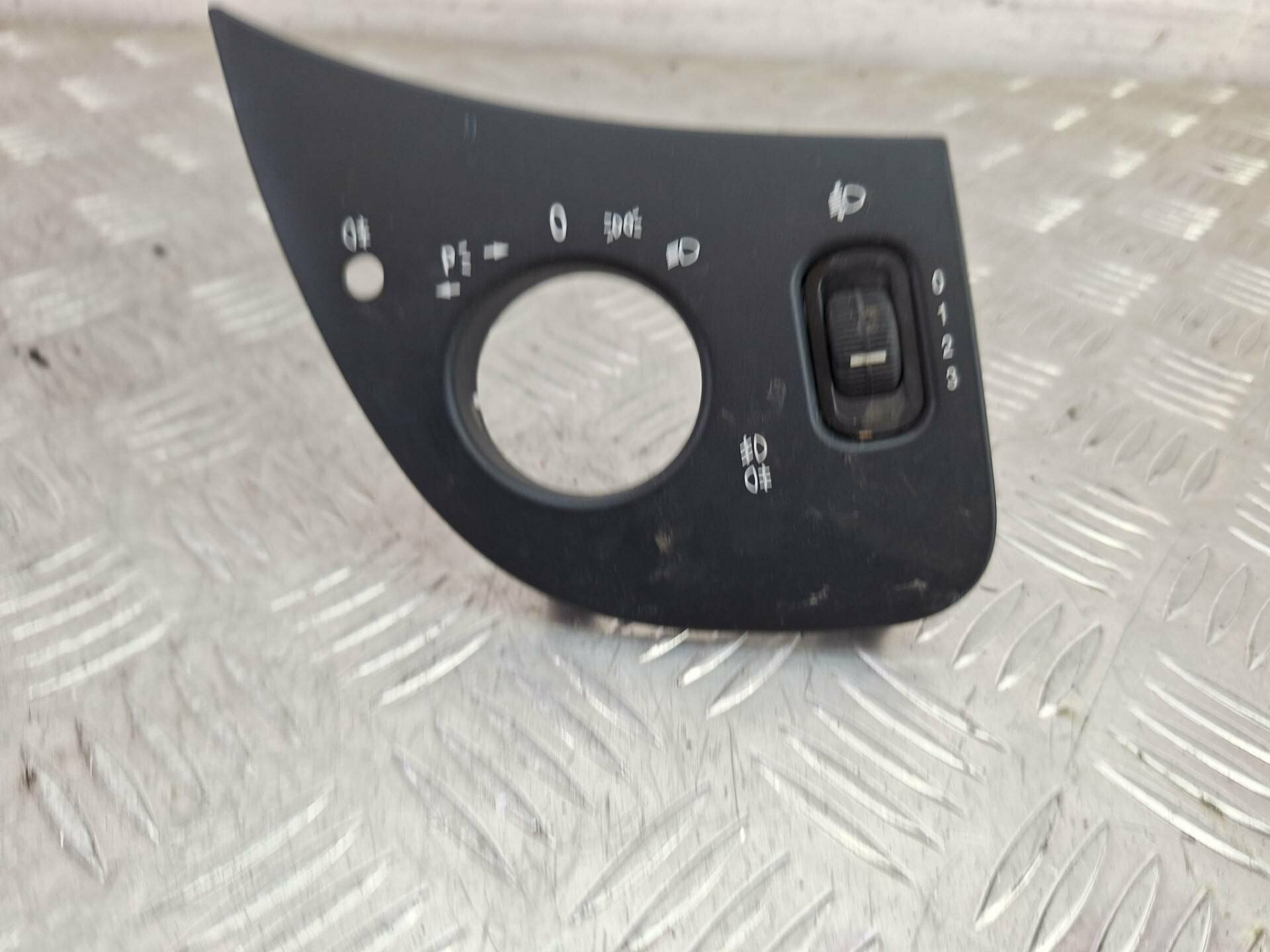 Кнопка корректора фар Mercedes-Benz A W168 W168.031 2001 1686890080JC