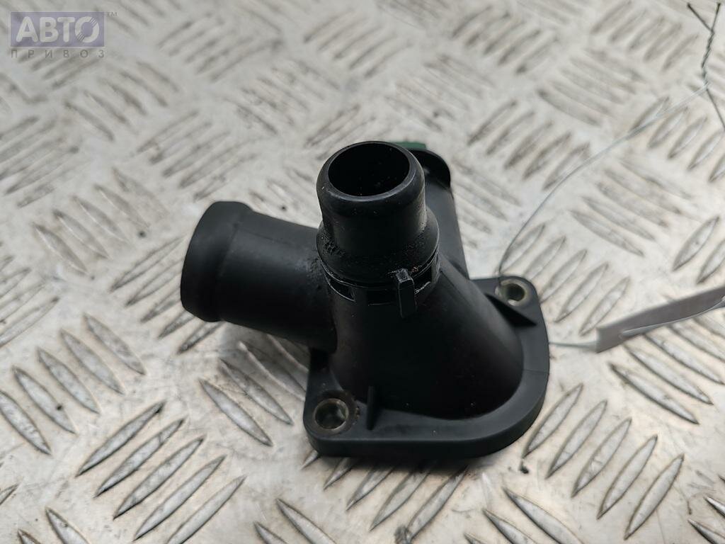 Фланец (тройник) системы охлаждения Volkswagen Passat B5