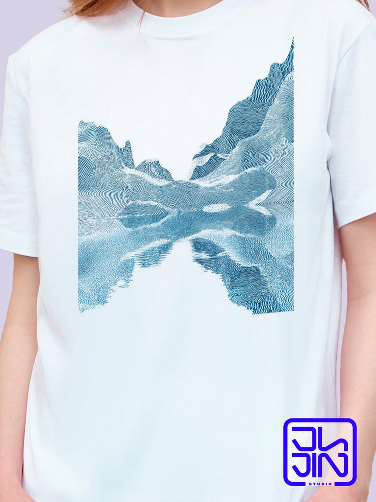 Футболка классическая женская с авторским принтом Абстрактная голубая геометрическая природа с белыми горами и озером, белый хлопковый трикотаж с прикольным рисунком на груди