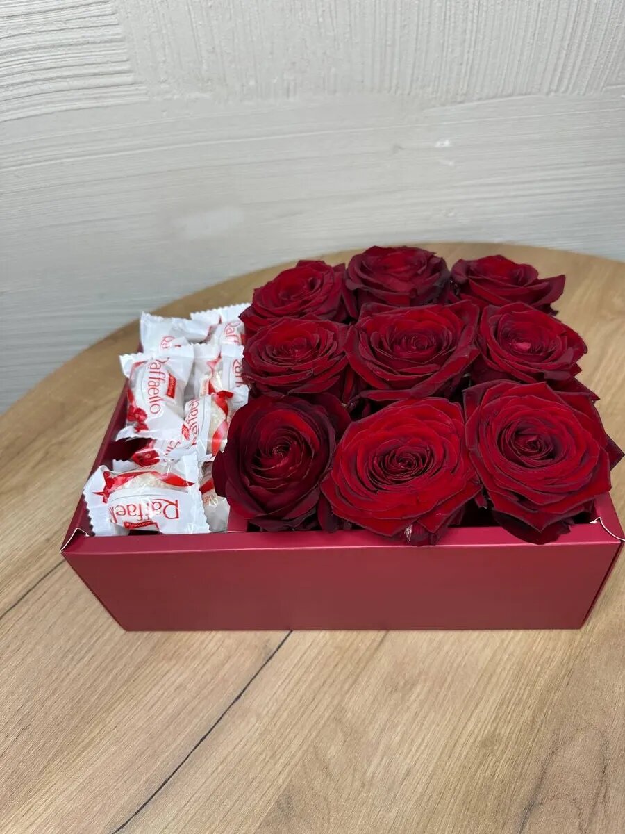 Подарочная композиция "Бардовые розы и раффаэлло", моно, 18 см