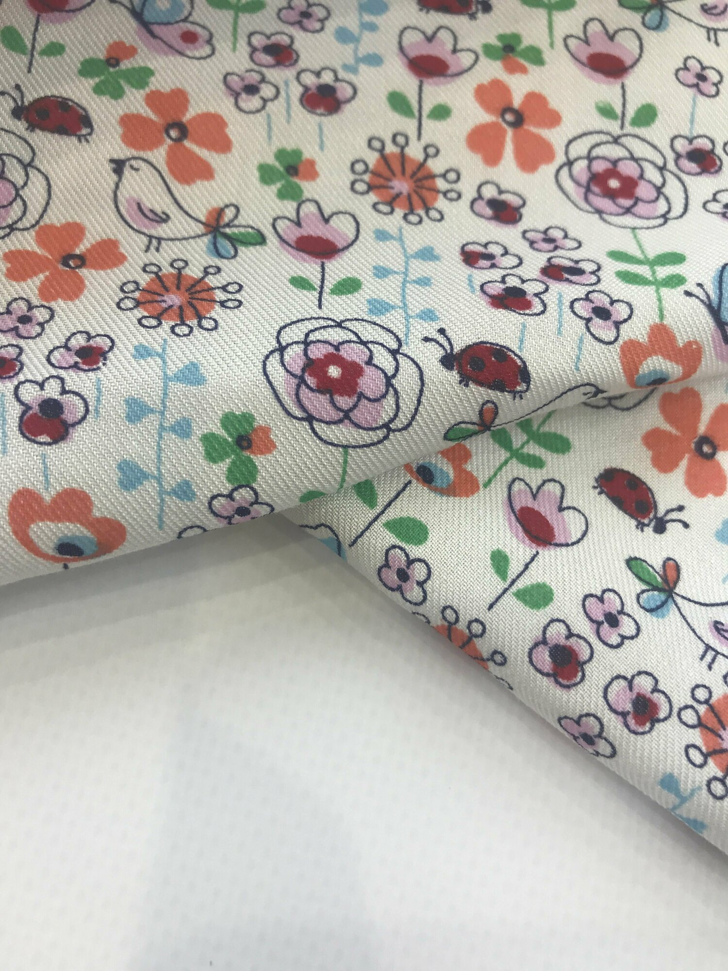 Ткань вискоза с изображением цветов и животных