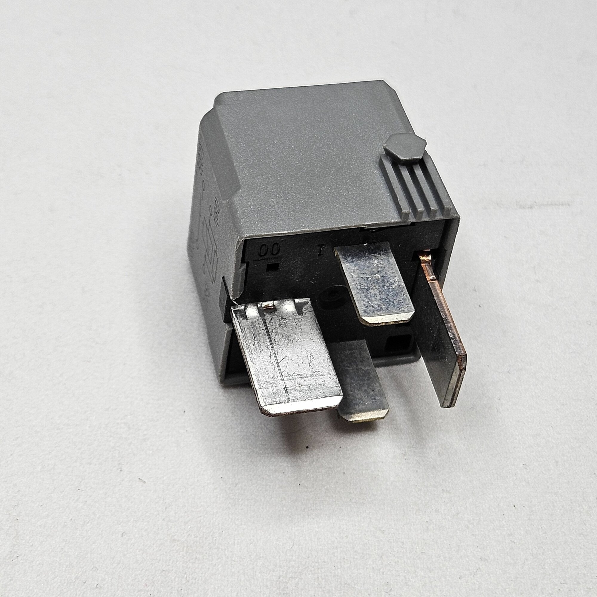 Реле компрессора пневмоподвески w166 w222 w213 s213 c238 c292 w205