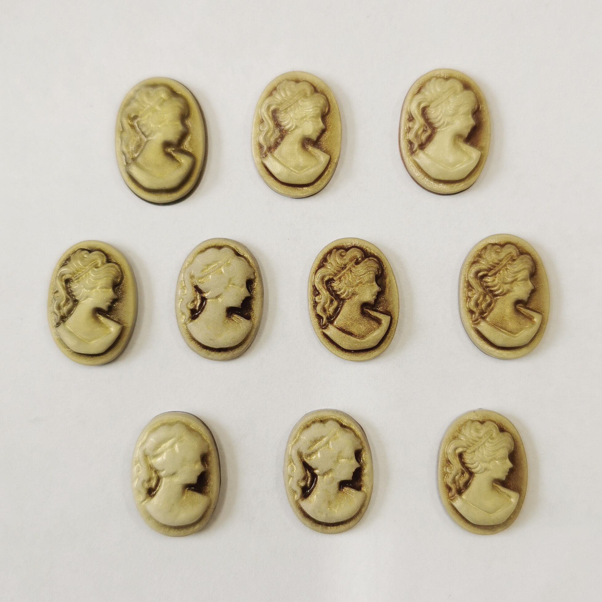 Камея акриловая, 18х13мм, девушка, перламутр на коричневом, 10 шт.