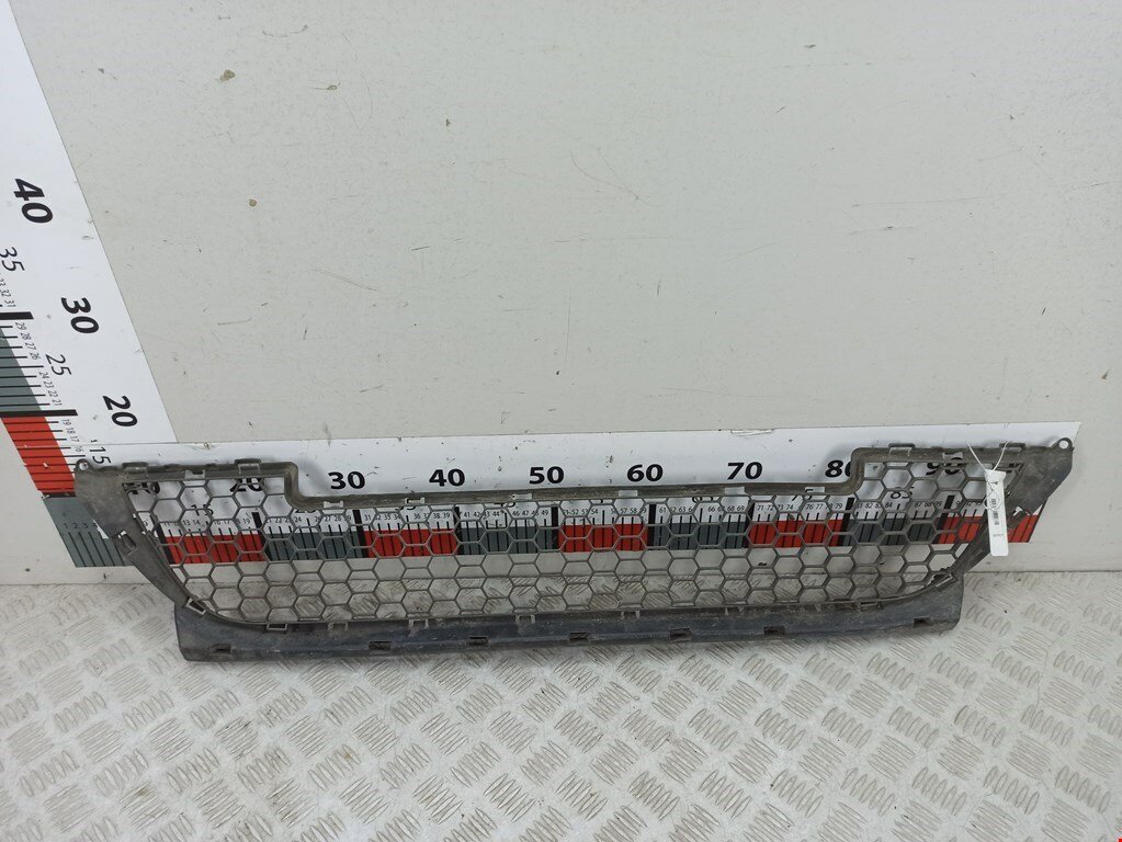 Решетка (заглушка) в бампер центральная Lada Largus арт. 2203367