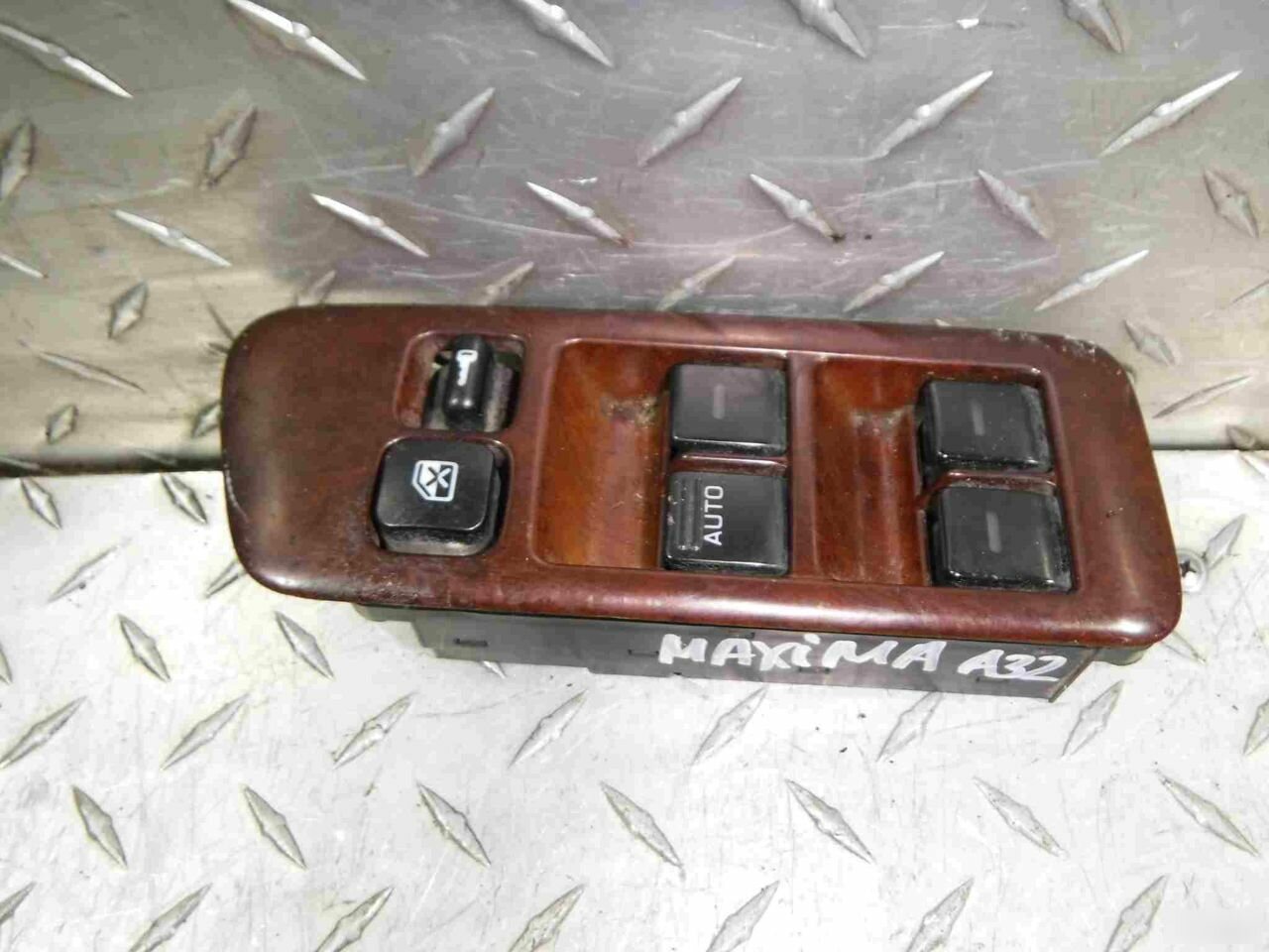 Блок управления стеклоподъемниками Nissan Maxima A32 (1994—2000) 2540144U01