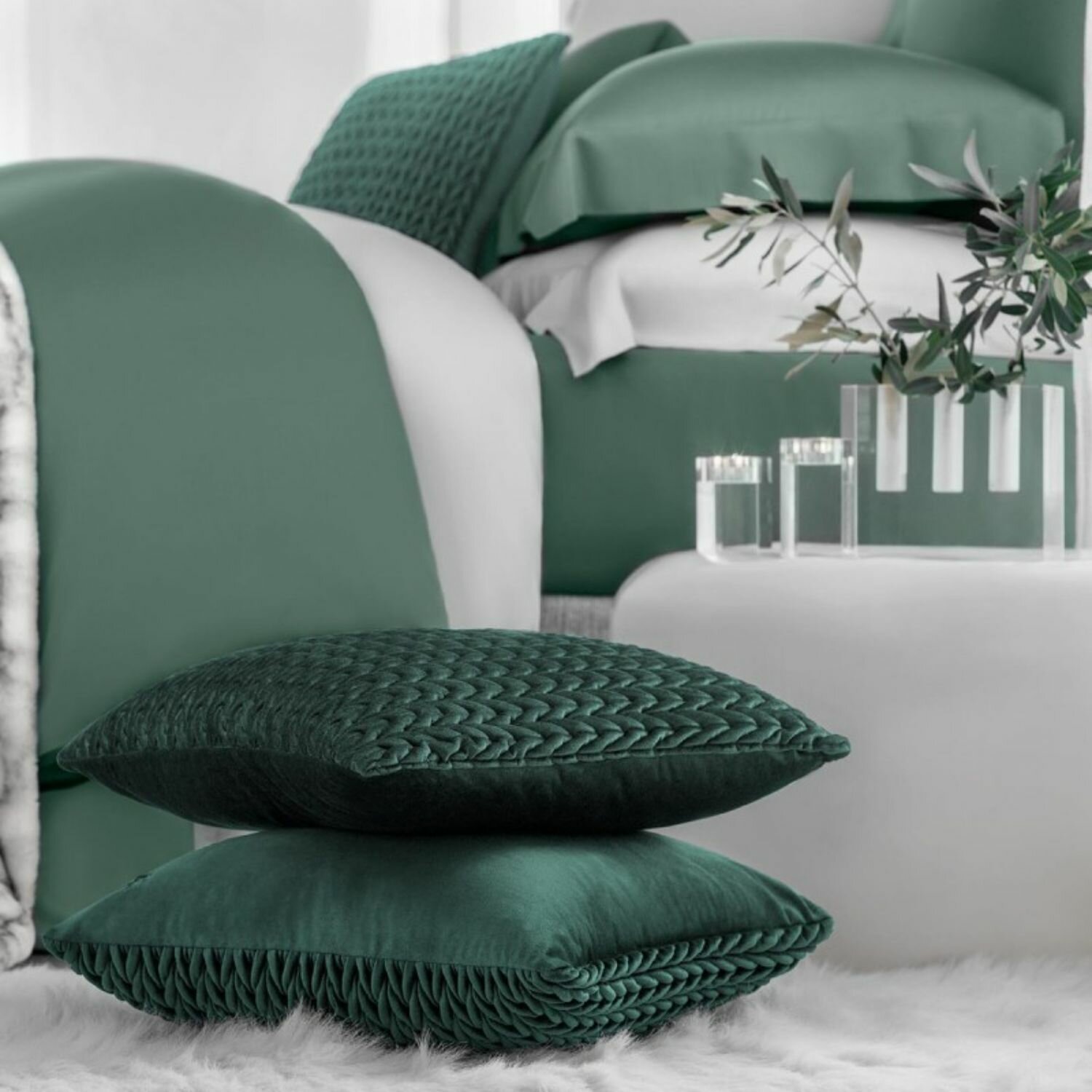 Togas Подушка декоративная "Нотарио" с бархатными косами, 45х45, зеленая