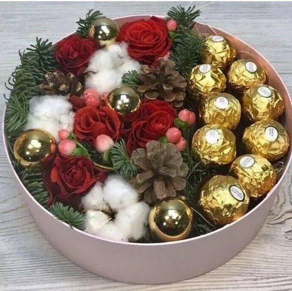 Сладкий зимний букет, коробка с розами конфетами и веточкой натурального нобилиса