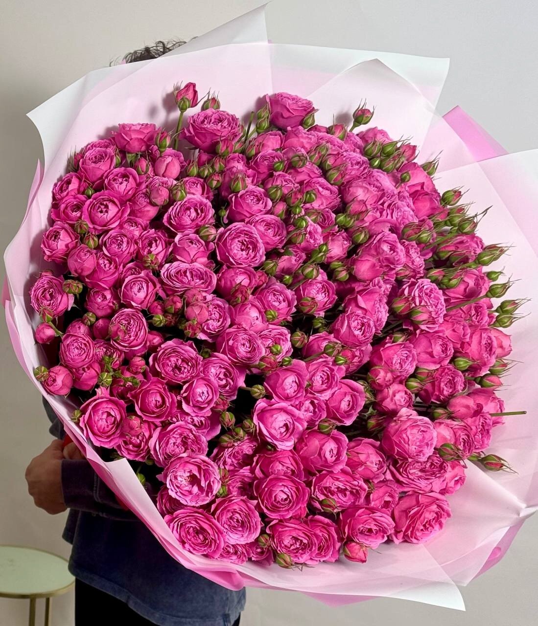 Большой букет из малиновых пионовидных кустовых роз Мисти Баблс 31 шт.