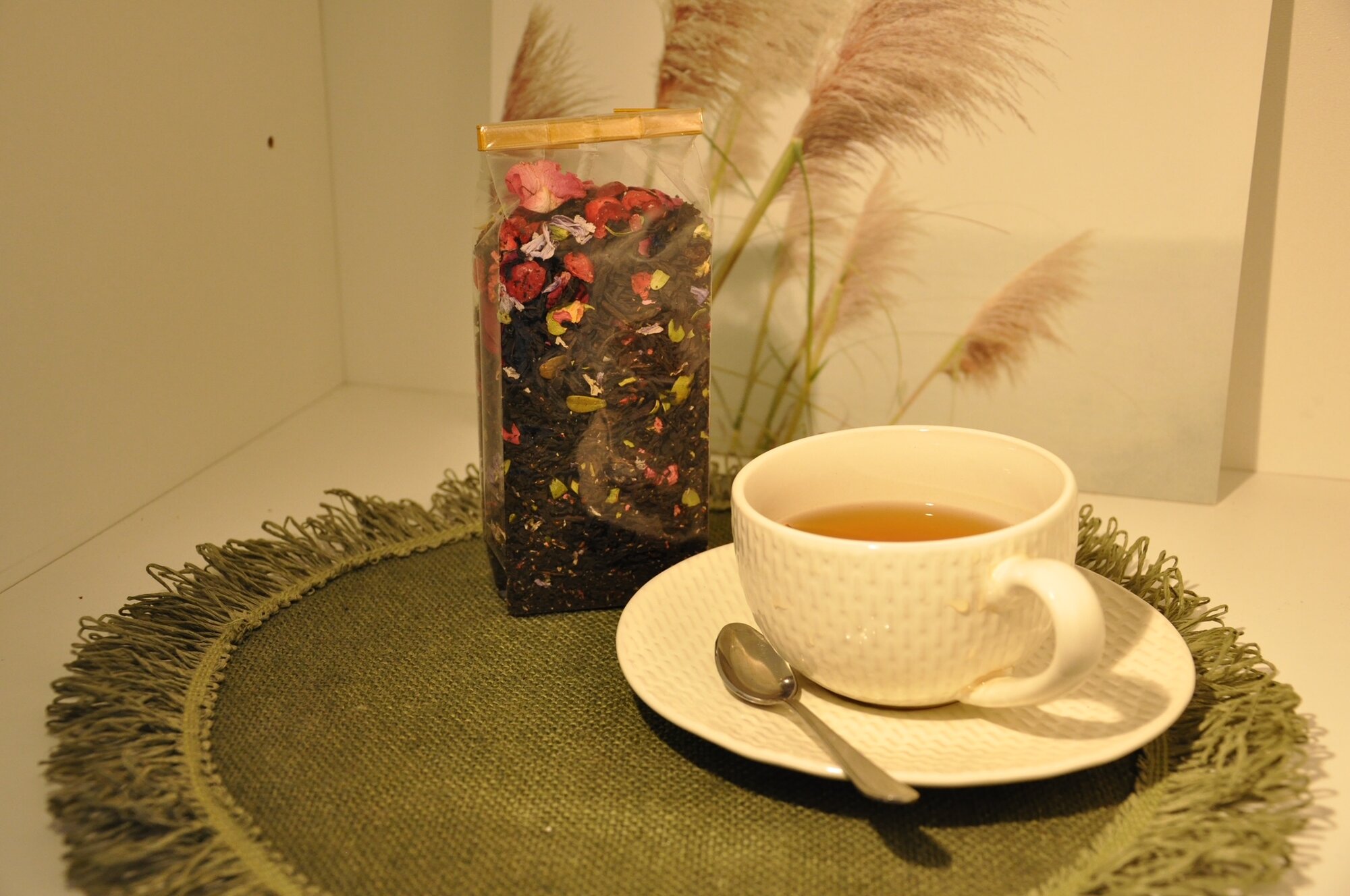 Чай "Чародейка", черный, индийский, с изюмом, лепестками розы и т. д, 100г