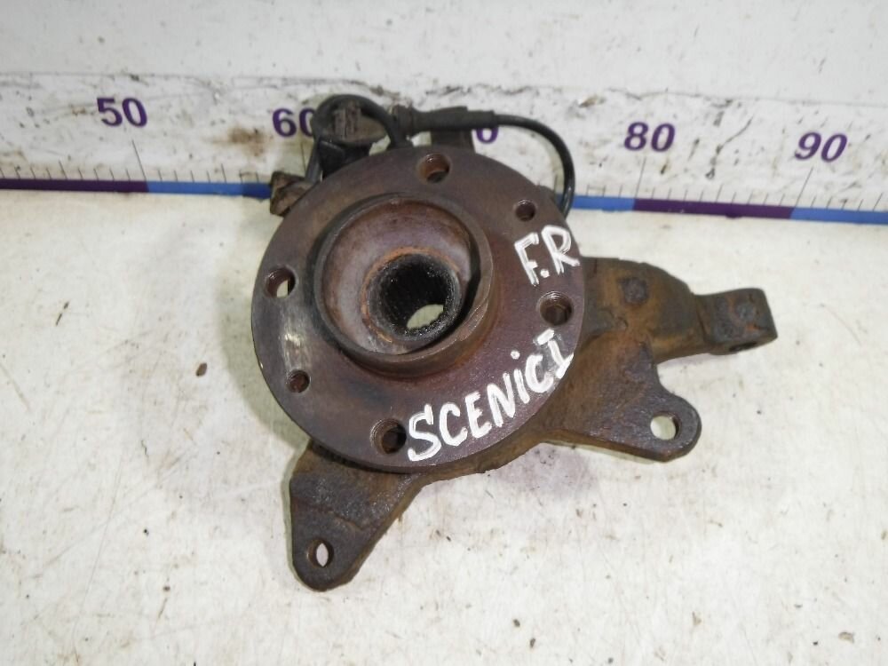 Кулак передний правый Renault Scenic I