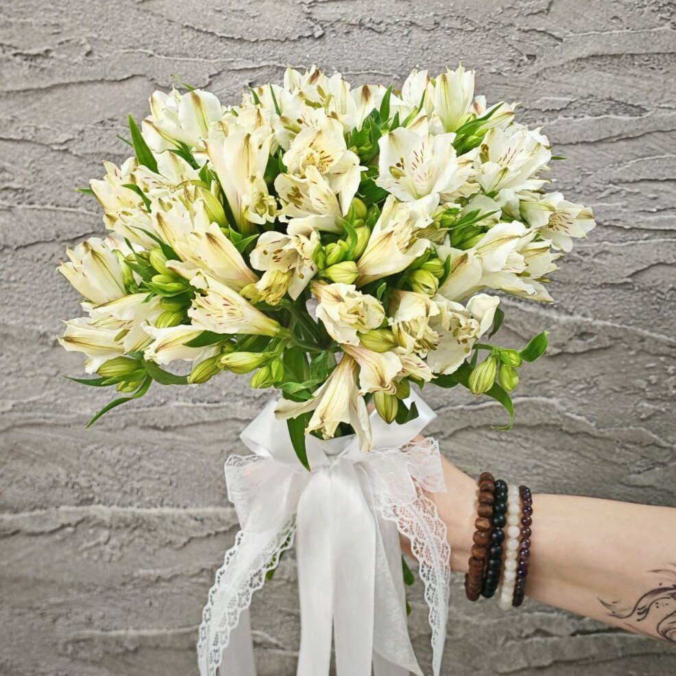 Свадебный букет невесты из белых альстромерий. Цветы на свадьбу
