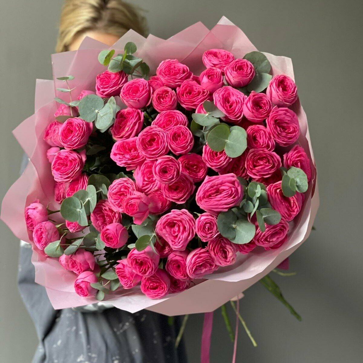 Букет из кустовых роз и зелени, красивый букет цветов, шикарный, премиум цветы, премиум букет