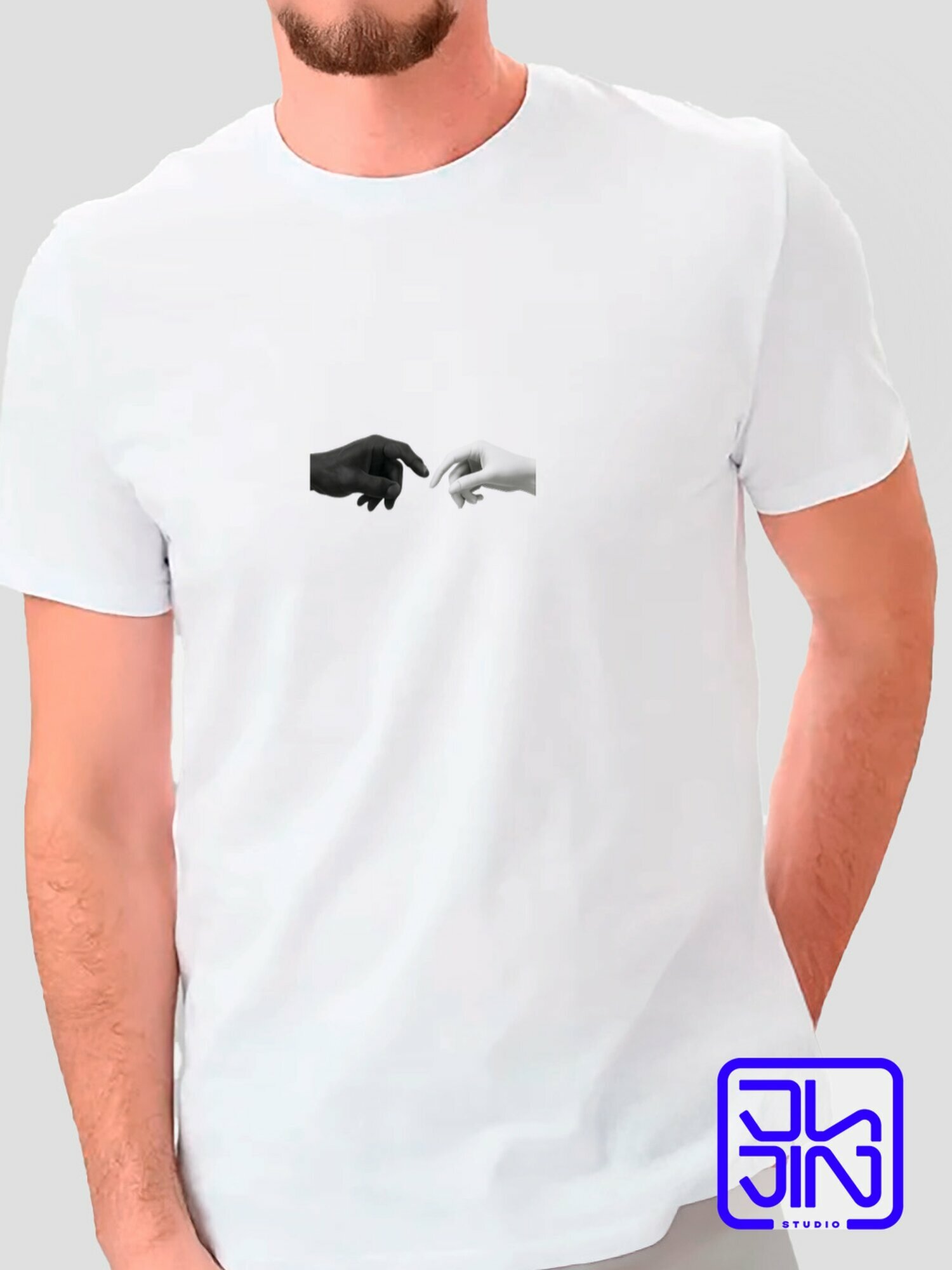 Футболка классическая мужская с авторским принтом Черно-белые минималистичные руки с глубоким смыслом, прикосновение инь янь, белый хлопковый трикотаж с прикольным рисунком на груди