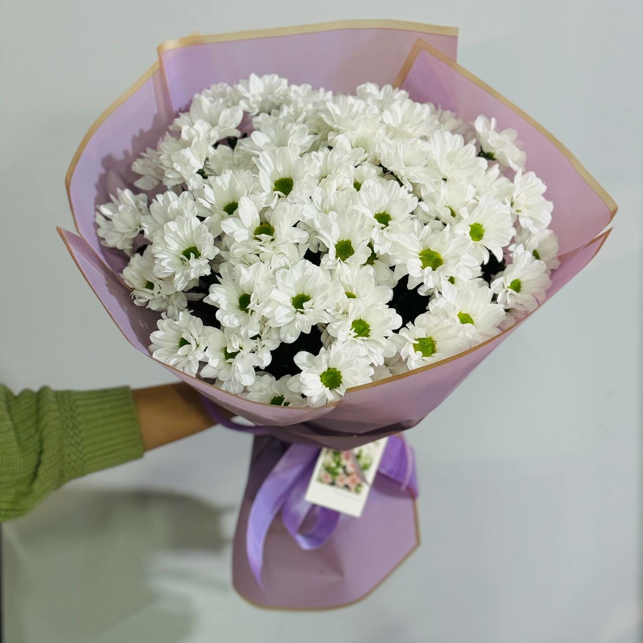 Пышный букет из 17 белых ромашковых хризантем. Цветы хризантемы