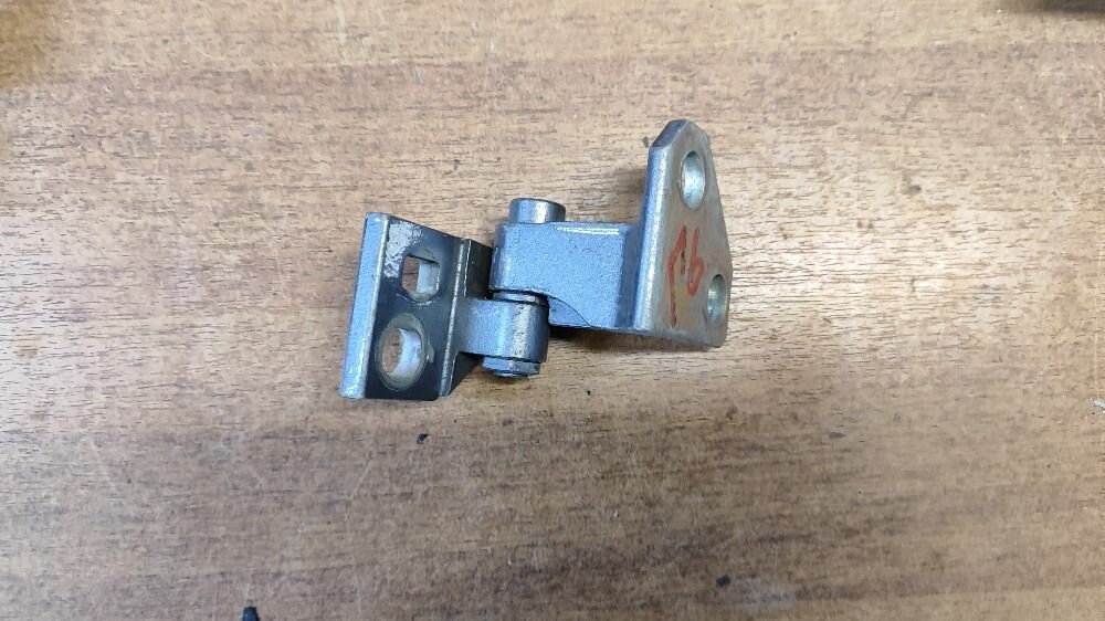 Петля двери задней правой верхняя VW Golf Plus 1K9833402E