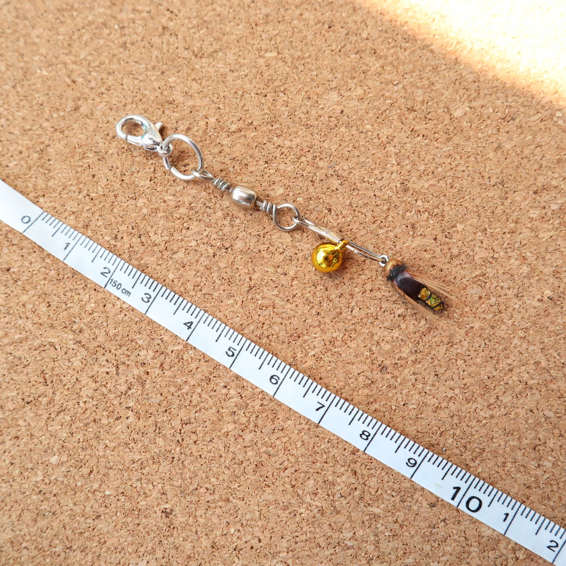 Дразнилка для кошек с подвеской в виде маленького летающего насекомого, реалистичная сменная головка в виде мухи, звук