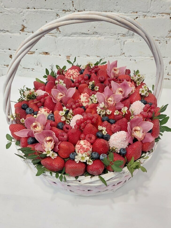 Ягодная корзина с орхидеями (BuketOnline)