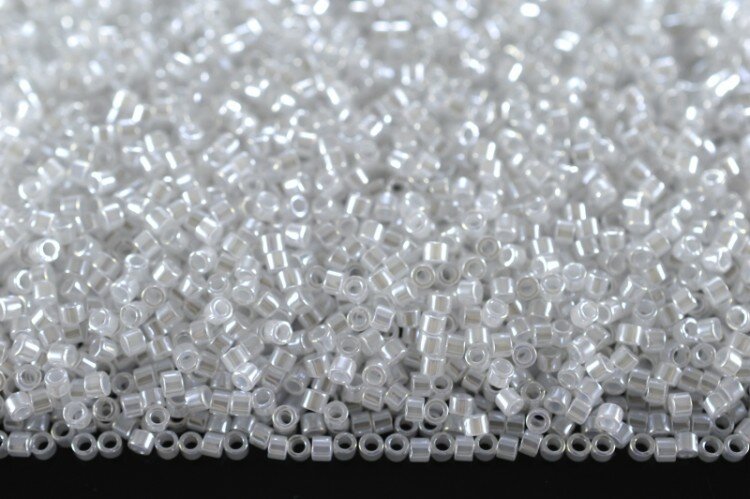 Бисер японский MIYUKI Delica цилиндр 11/0 DB-0231 белый, цейлон, 5 грамм