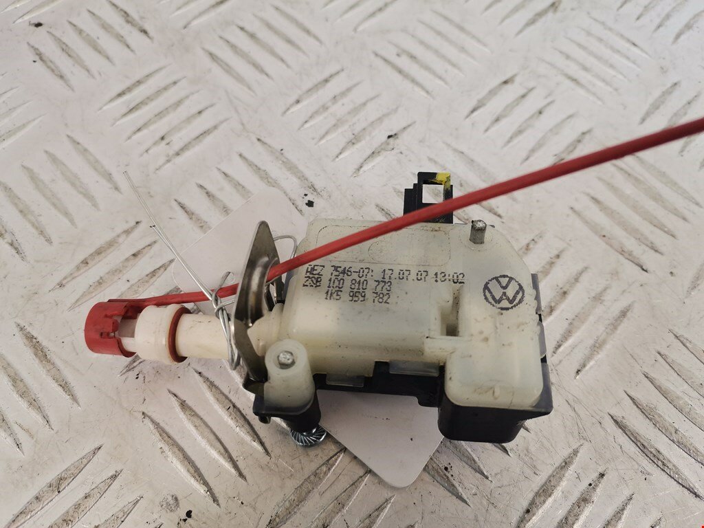 Сервопривод (электропривод моторчик привода) лючка бензобака Audi TT 8J 1K5959782 арт. 1695734