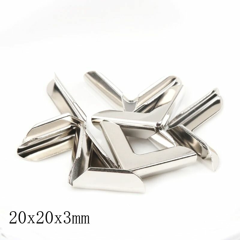 Металлический Уголок для альбома гладкий, цвет: серебристый, размер внешних сторон уголка 20х20мм, глубина-толщина зажима 3 мм, цена за 40 штук