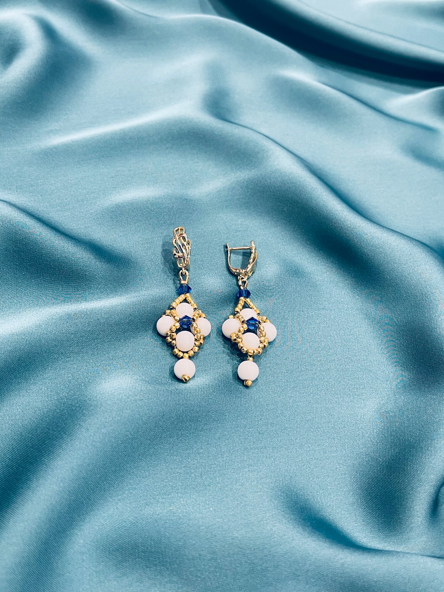 Серьги с подвесками Jewellery by Marina Orlova, стекло, бисер, агат, размер 60 мм, белый — фото 1