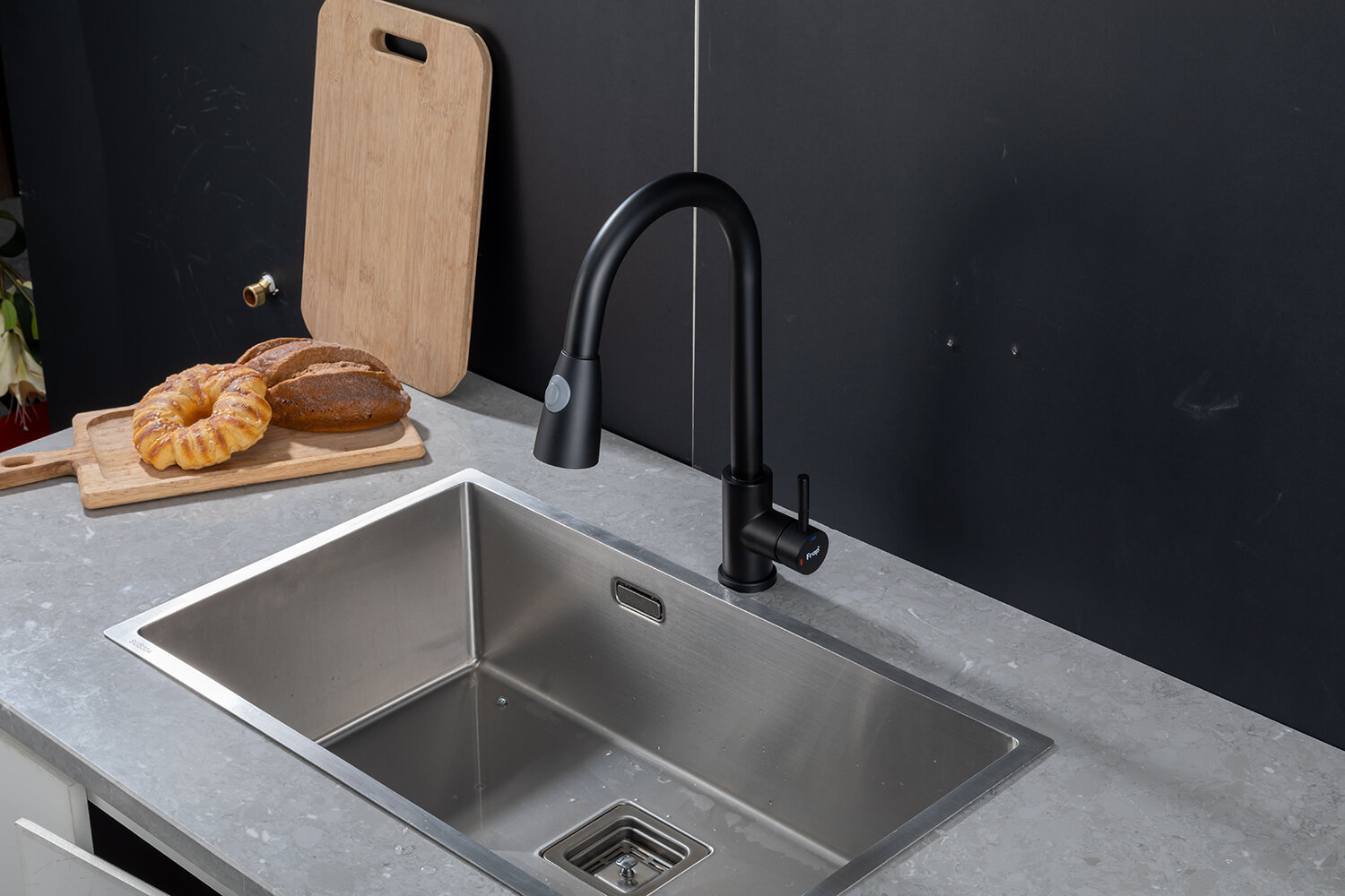 Смеситель для кухни Frap F60991-6 с выдвижным изливом, черный