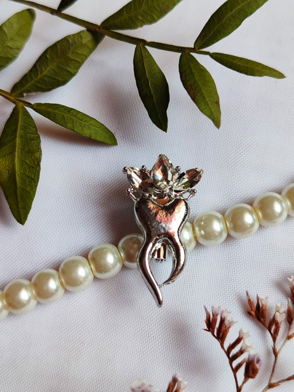 Брошь, стразы