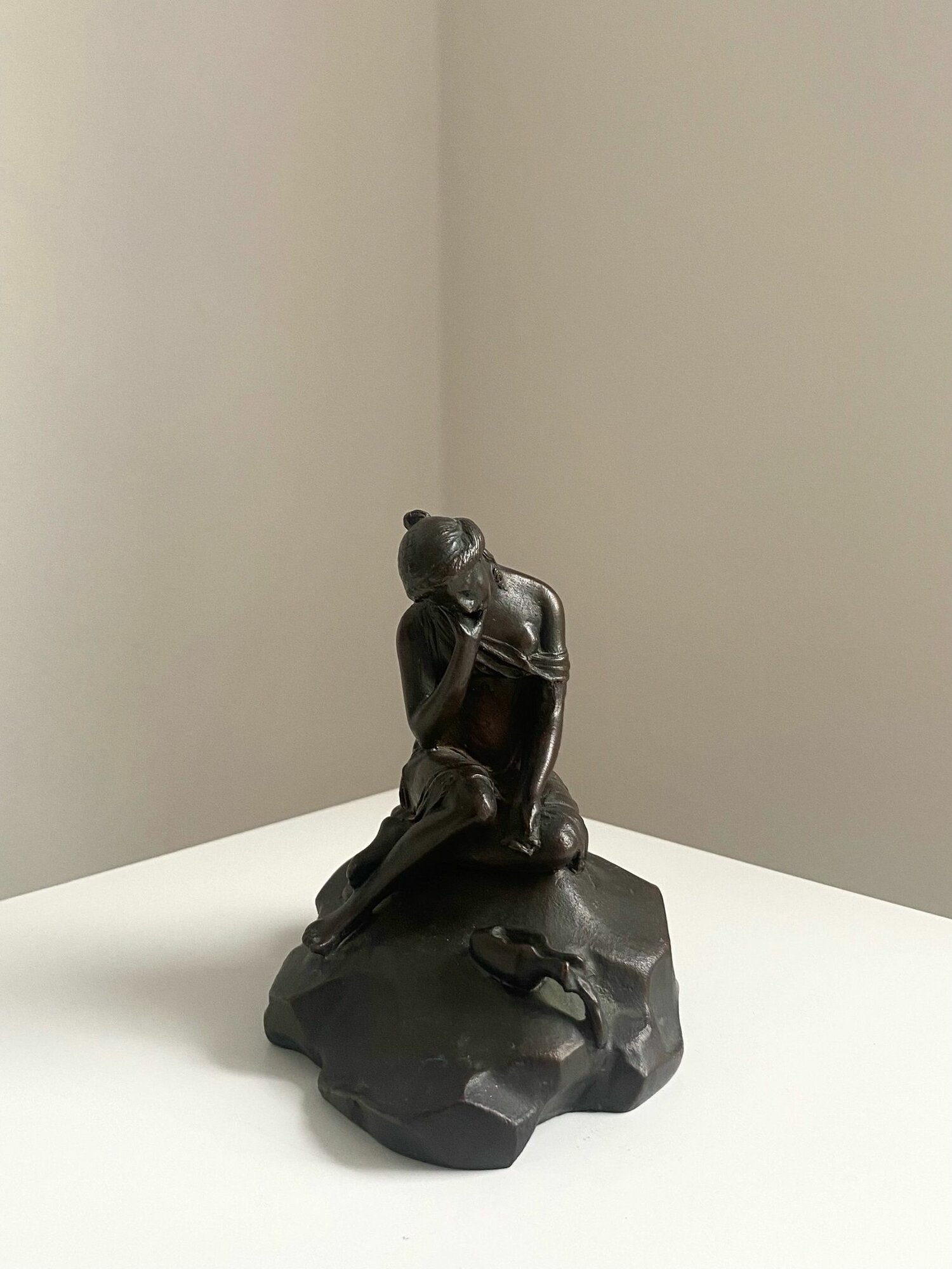 Статуэтка "Девушка с кувшином" Омедненный силумин. Высота:13 см. Фонтан.