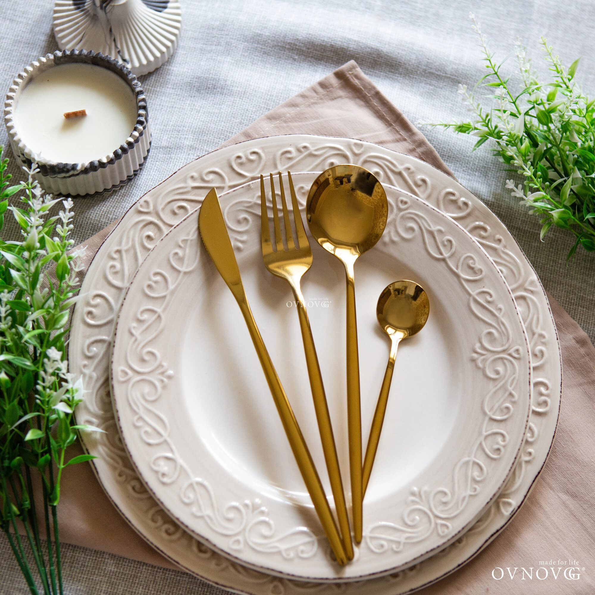 Набор столовых приборов 24 предметов в подарочной коробке, цвет золотой.