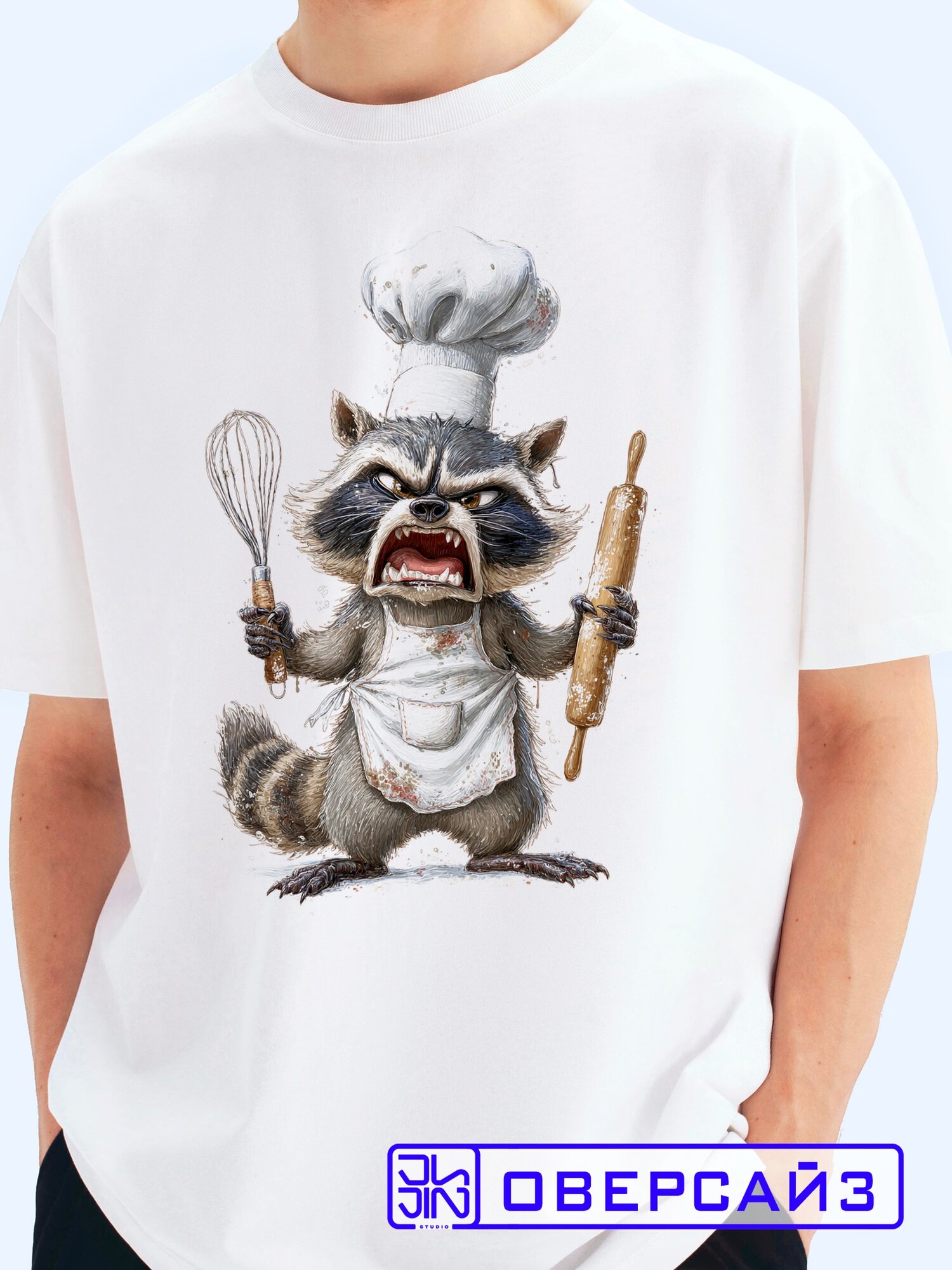 Футболка оверсайз мужская с принтом Агрессивный дерзкий енот повар в черно-белом стиле с серо-черной скалкой, белый хлопковый трикотаж с прикольным рисунком на груди