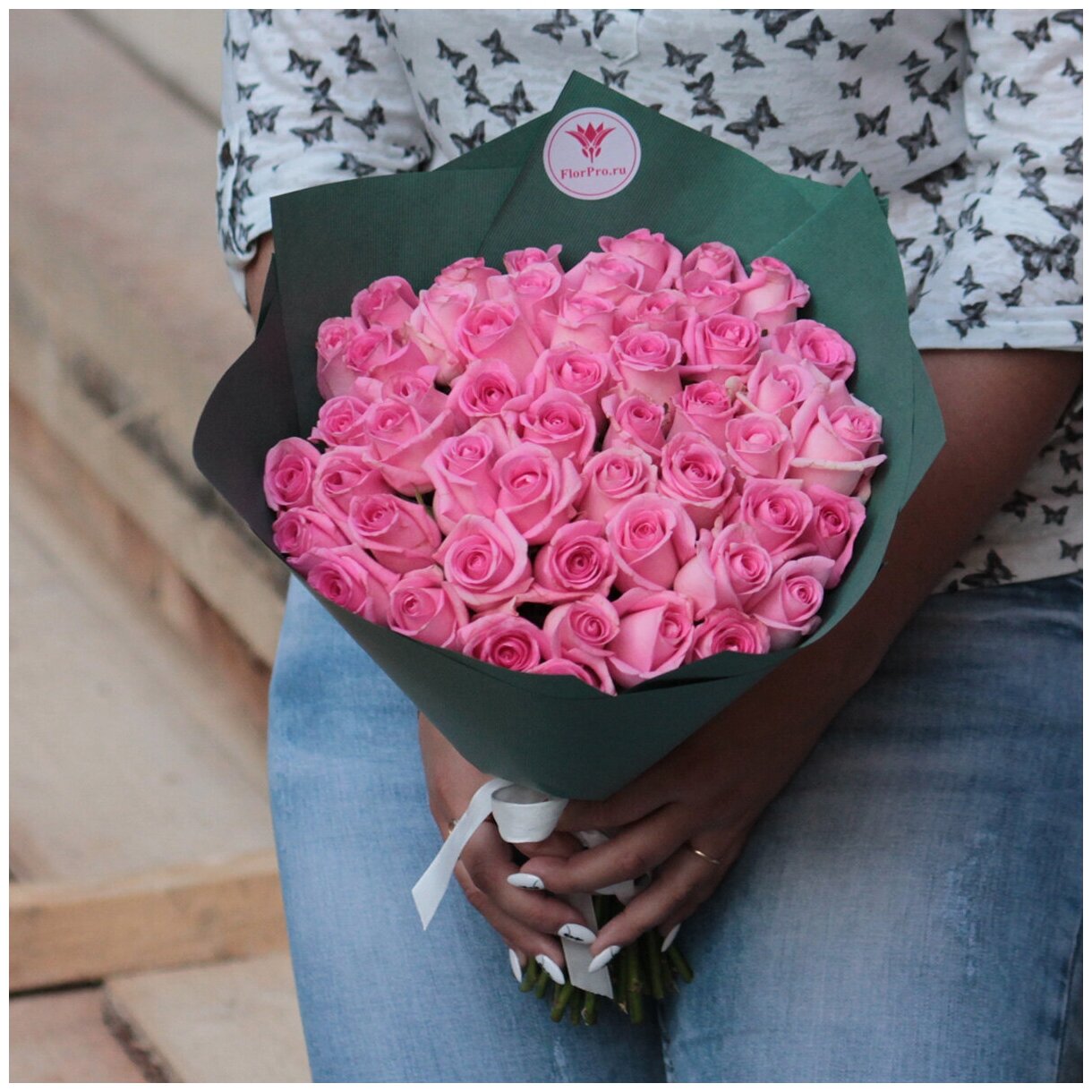 Цветы живые букет Flor-Pro Flowers из 51 розовой розы в дизайнерской упаковке