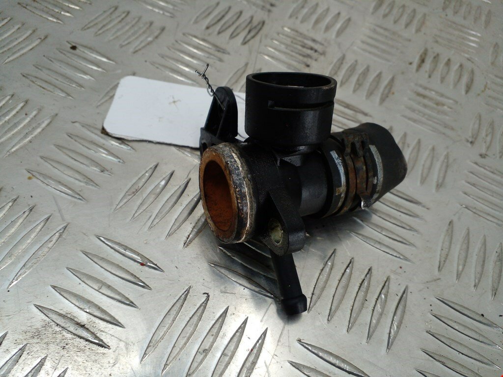 Фланец (штуцер системы охлаждения тройник) Volkswagen Passat 6 06J121132G арт. 1611307