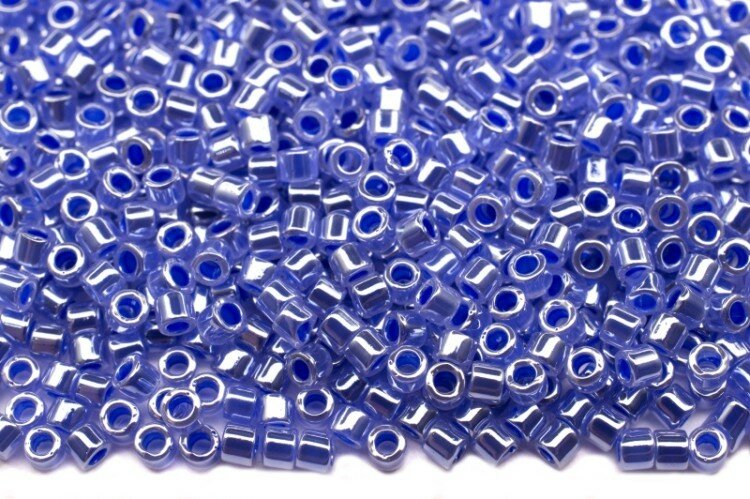 Бисер японский MIYUKI Delica цилиндр 10/0 DBM-0243 хрусталь/синий, окрашенный изнутри, 5 грамм